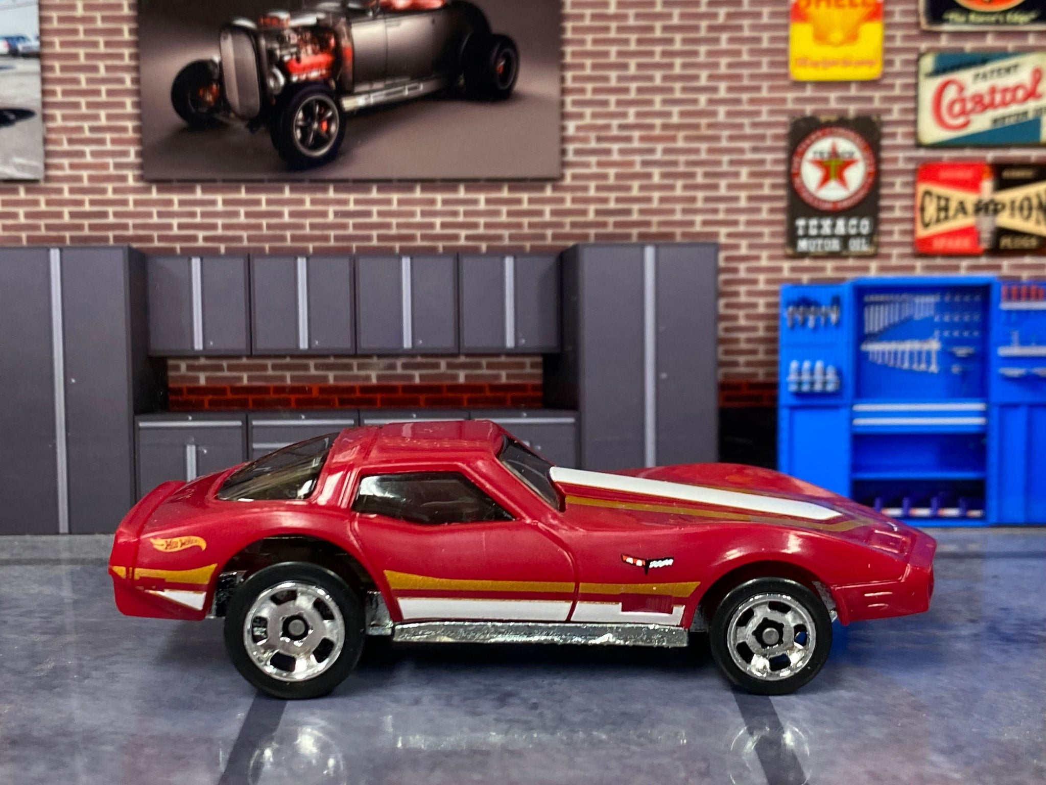 Loose Hot Wheels - Corvette Stingray - Red, White and Gold | Muncle Mikes